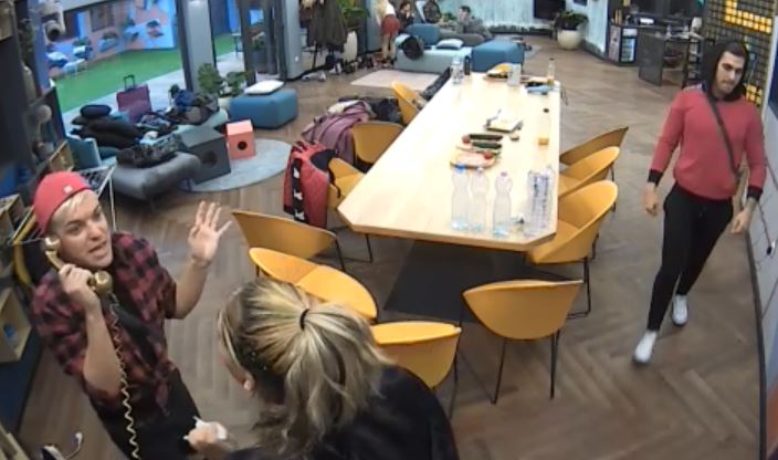 Döbbenet: eltűntek Vivi cuccai, rendőrt hívott VV Greg – videó - Blikk