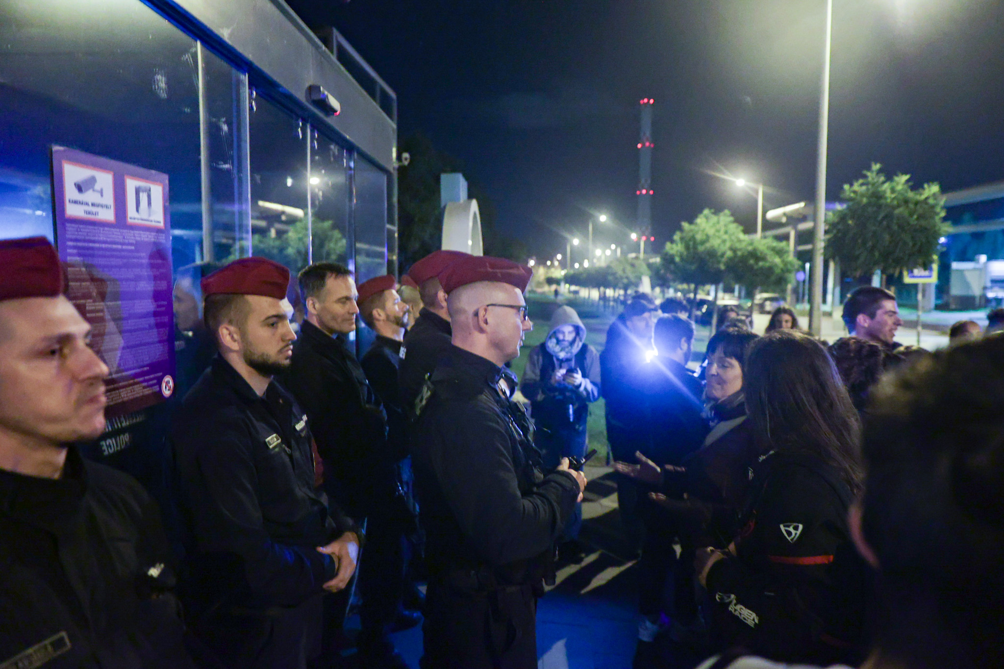 Be akartak rontani az MTVA székházába a tüntetők, rendőrök állták az útjukat - fotók a ...