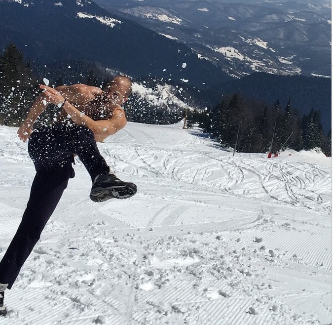 Grudvanje do gole kože: Maneken pokazao mišiće! FOTO