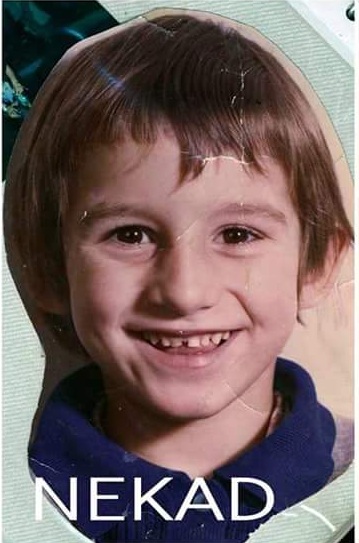 Ovaj krezubi dečak je danas najčuveniji učesnik Farme! Znate li ko je ...