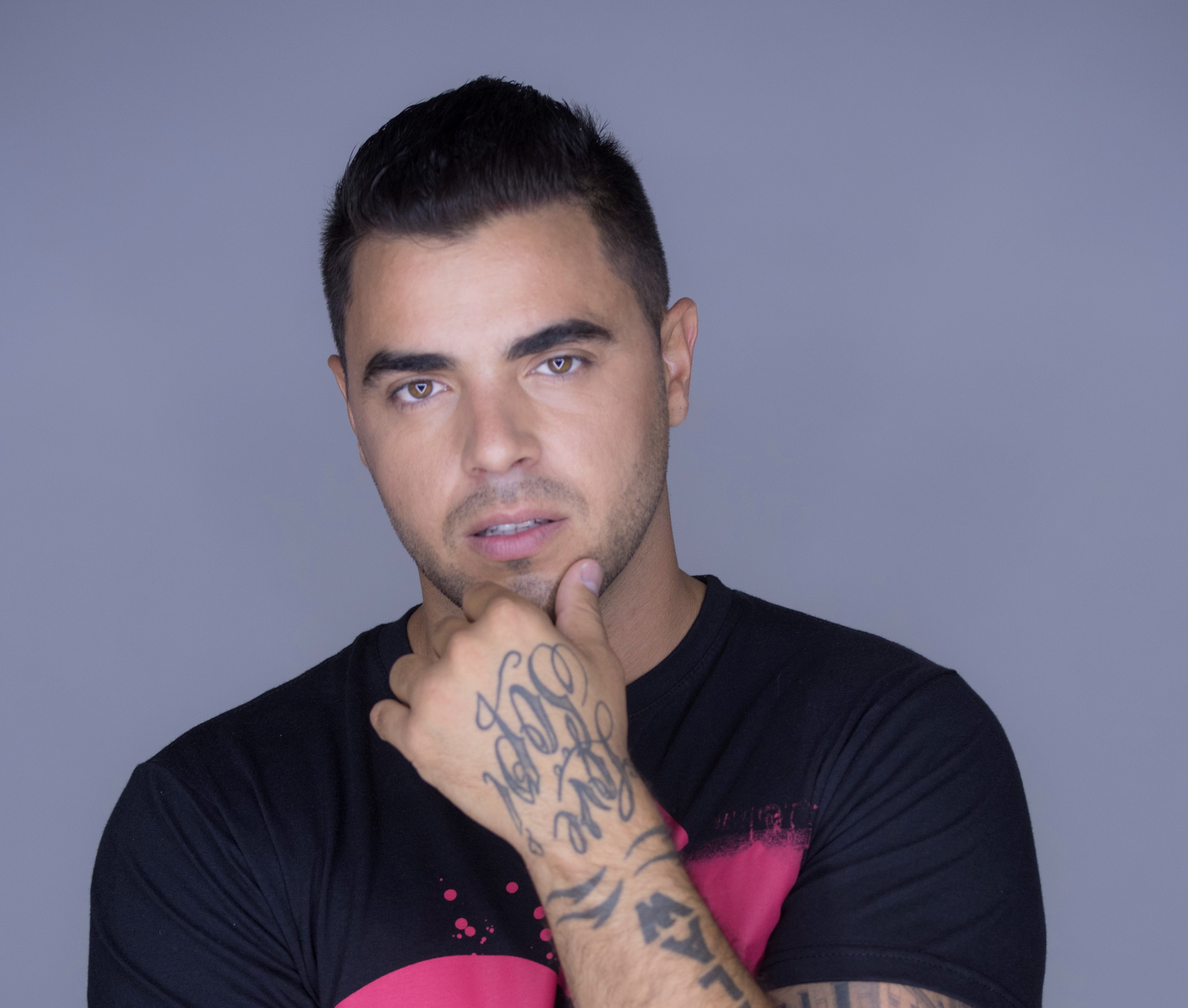 A zenélés mellett kénytelen dolgozni Young G - Blikk