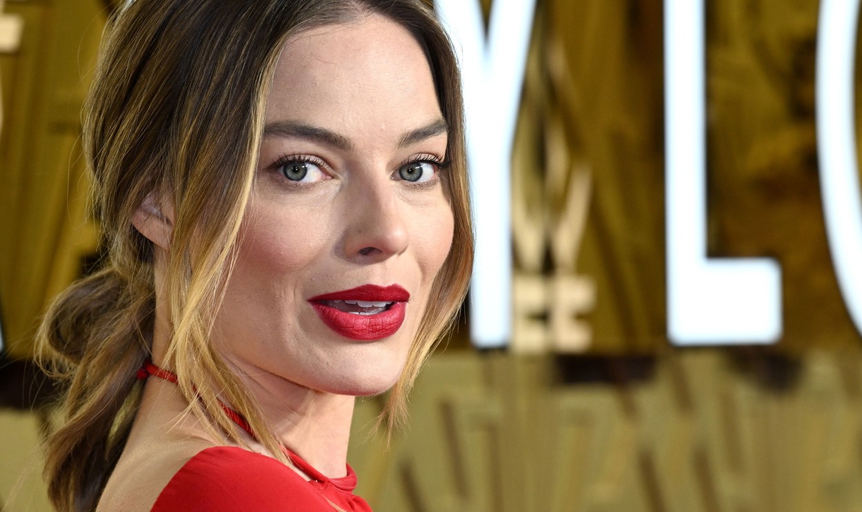 Margo Robi u zadivljujućoj Valentino kreaciji "oduvala" London ...