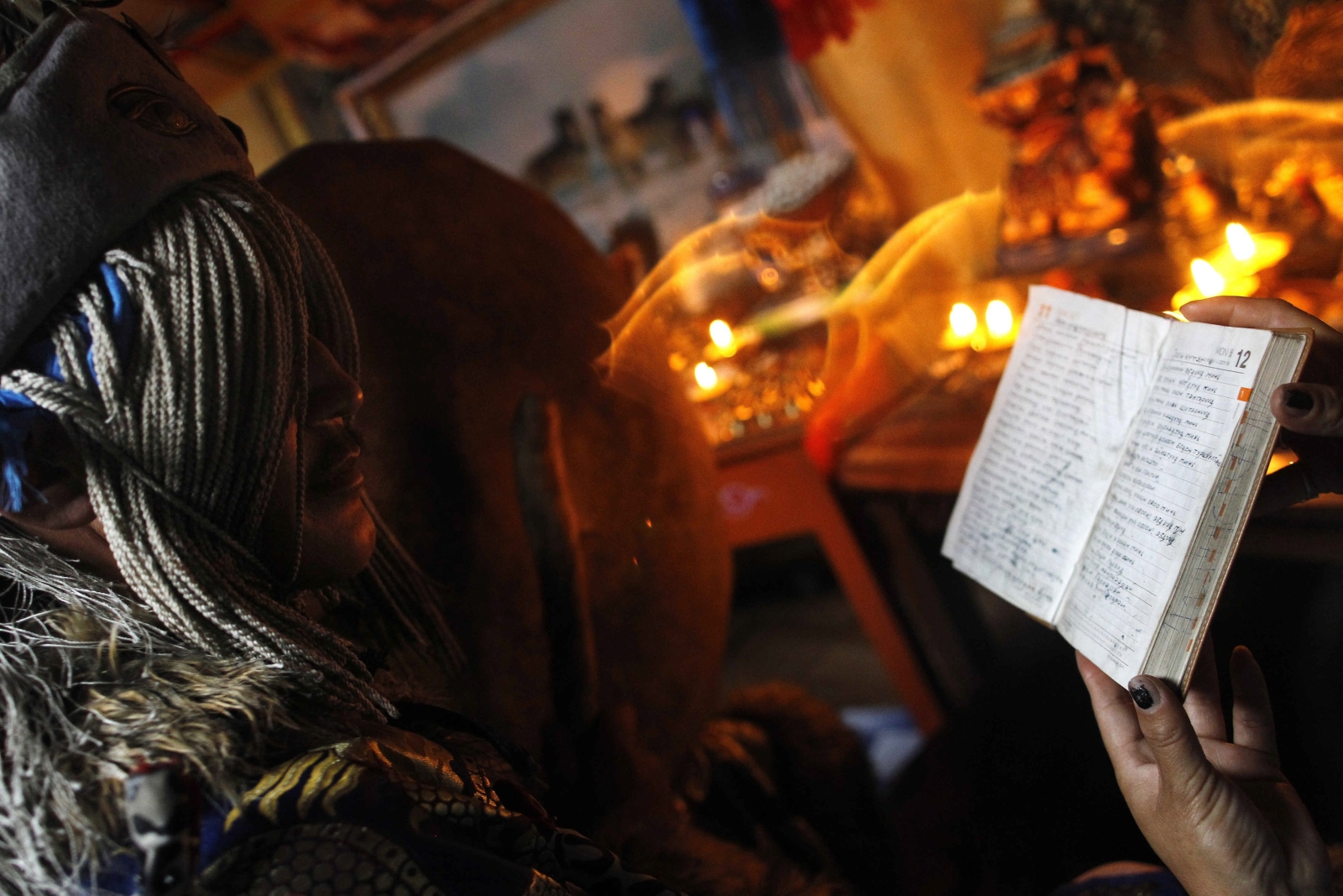 Tak uzdrawia szaman. Zobacz, jak pomagają mu duchy - Dziennik.pl