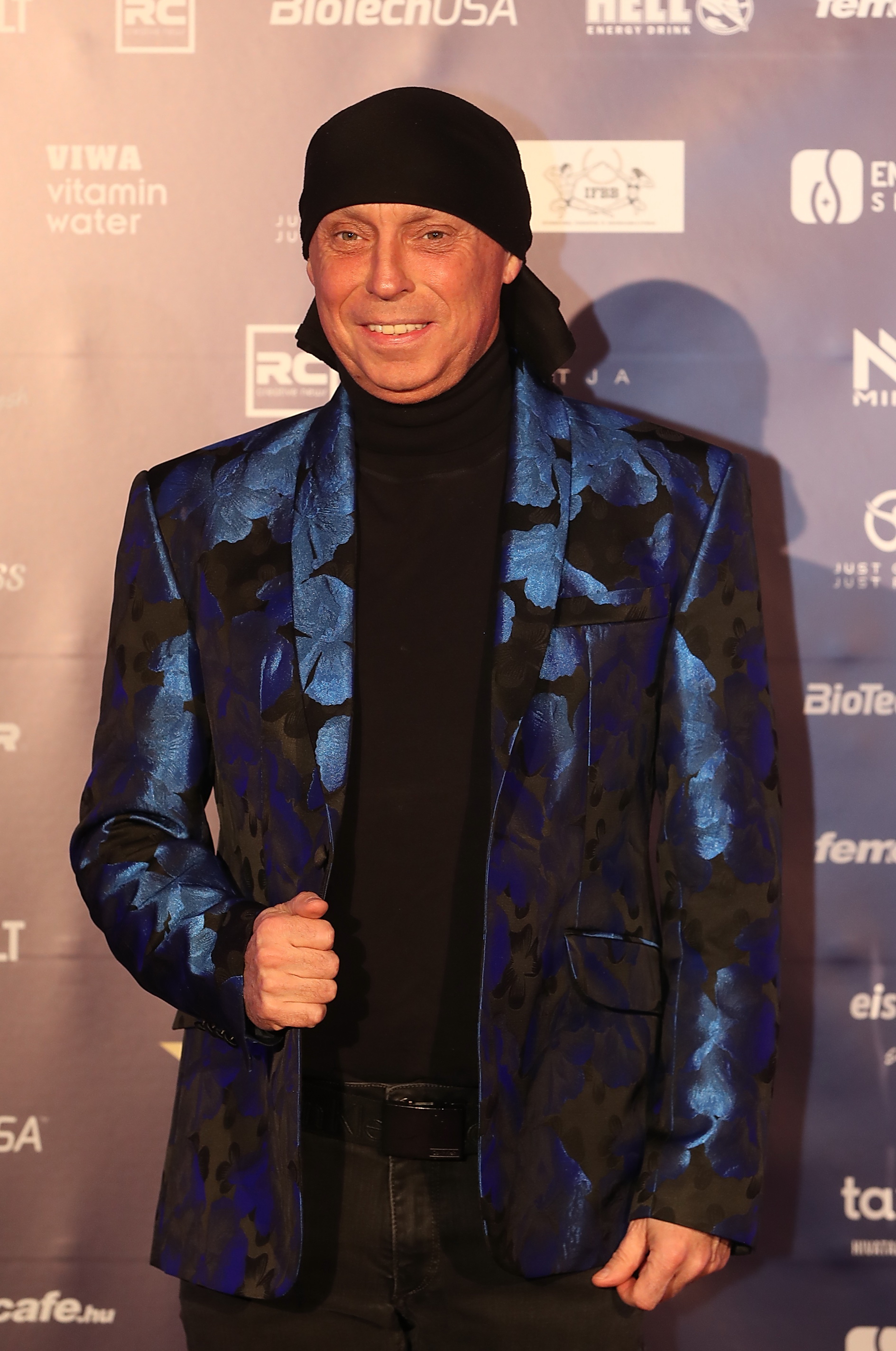 Irigylésre méltó az alakja: szexi, merész dekoltázzsal hódított a ...