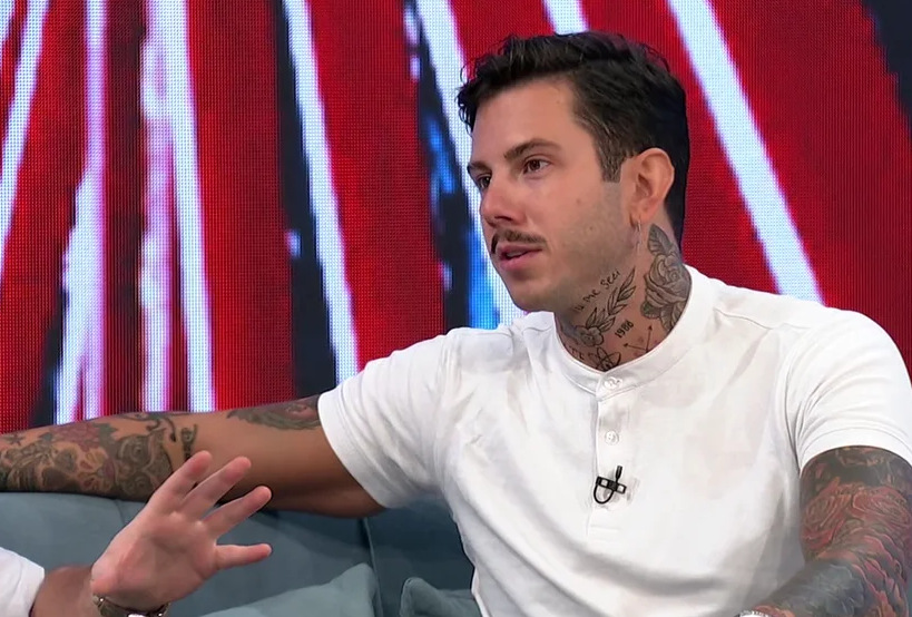 Filip Đukić okitio jelku u stanu u kom je donedavno živeo sa Paulom Hublin