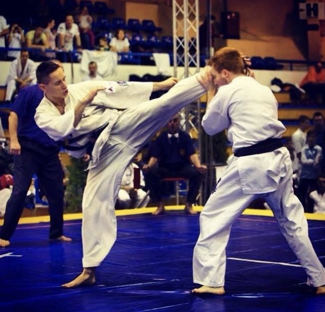 100 perc alatt 100 emberrel küzd a fiatal magyar sportoló, Zsiga Zsolt ...