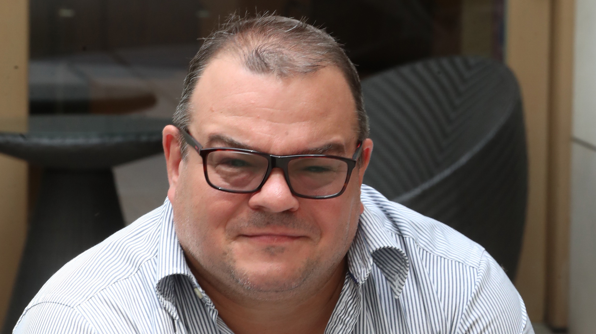 17 évvel fiatalabb szépség rabolta el a rajongott színész, Elek Ferenc ...