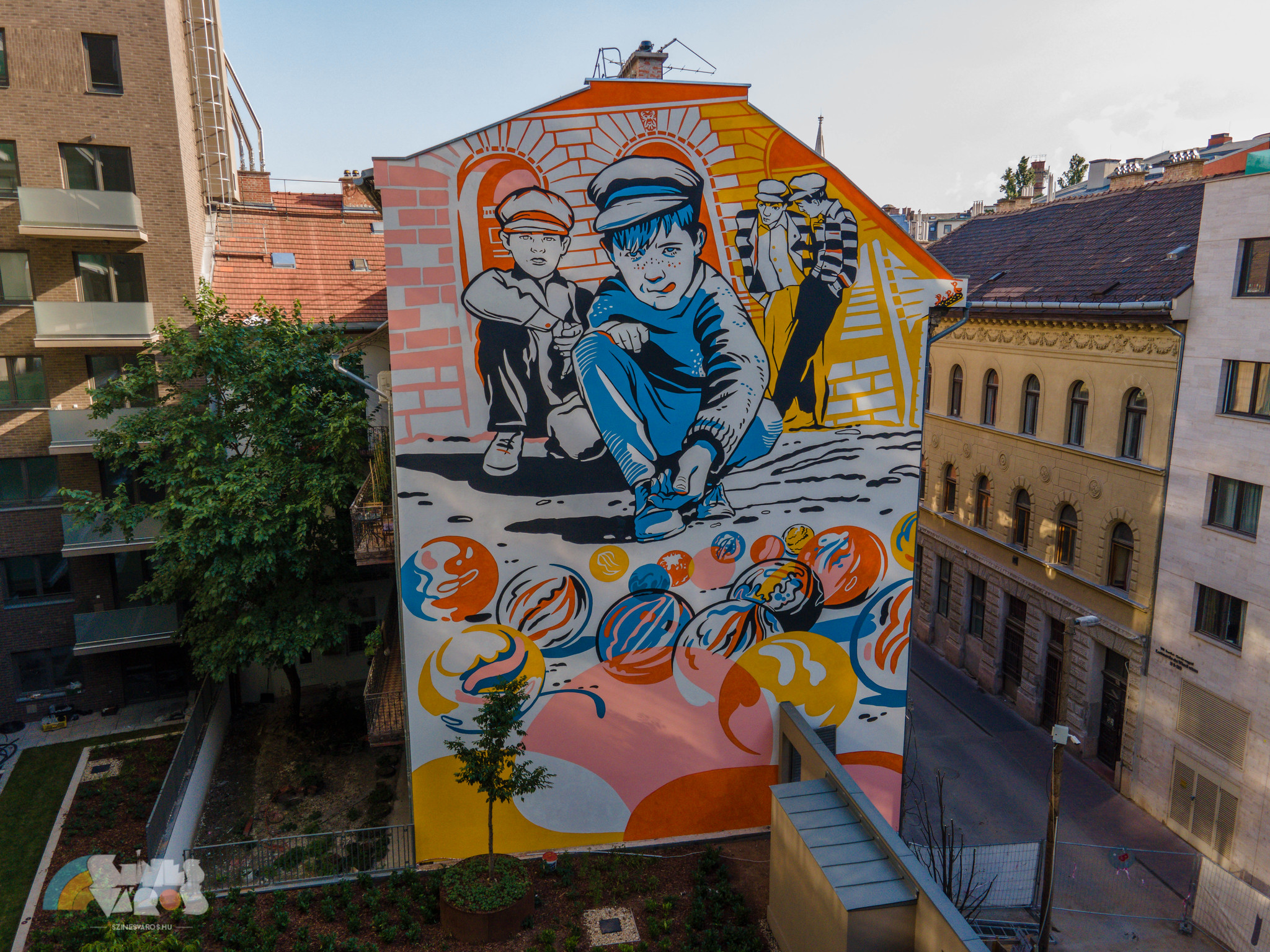 A Corvin negyed tűzfalán, varázslatos festményen tűntek fel a Pál utcai ...