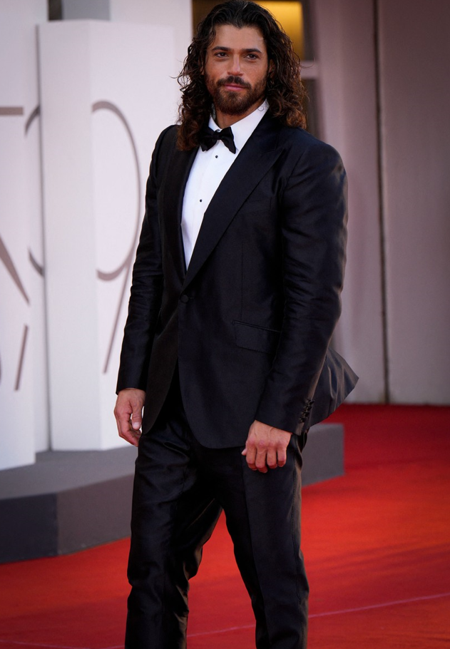 Džan Jaman na Venecija film festivalu u crnom, klasičnom odelu - Žena.rs