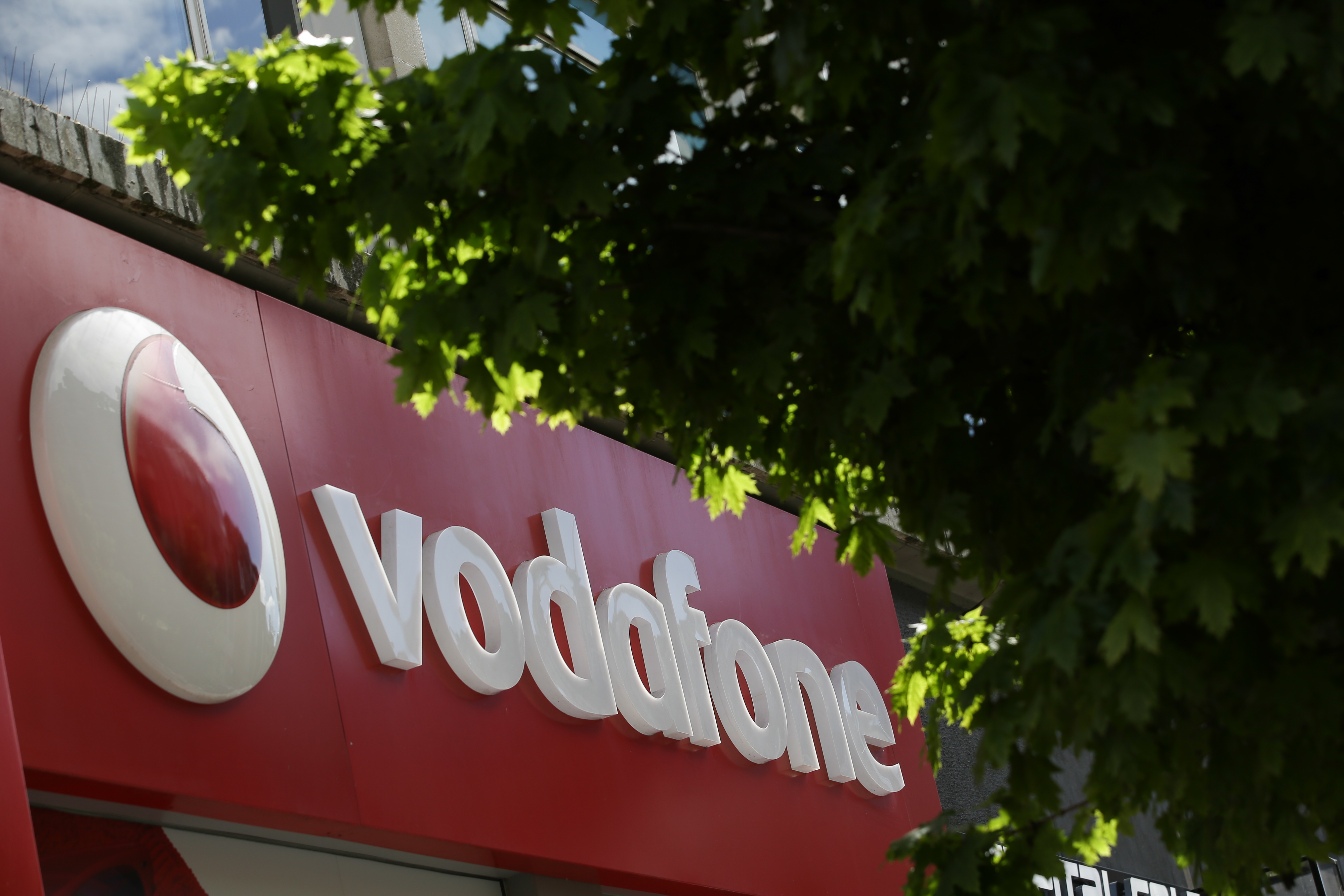 Óriási üzletet jelentettek be: a Vodafone megveszi a magyar UPC-t - Blikk