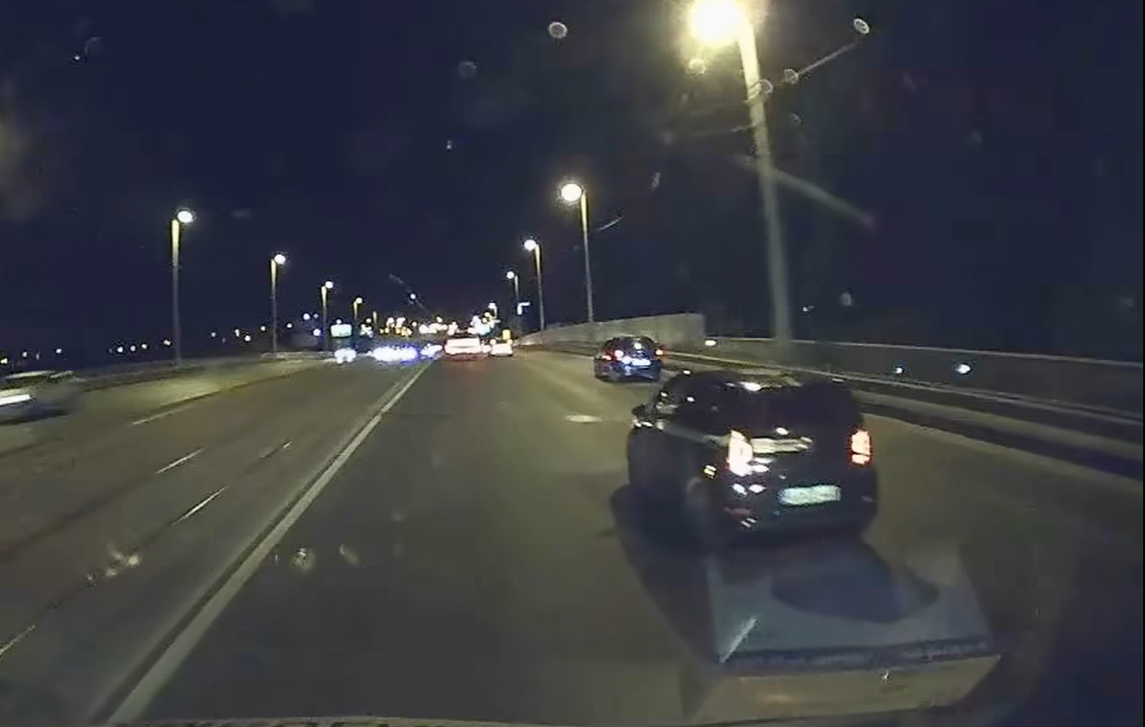 Videón, ahogy egy bérelt járművel összetörik az OMSZ autóját Budapesten ...