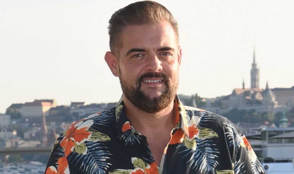 Régi álma válhat valóra: erre készül a magyar humorista - Blikk