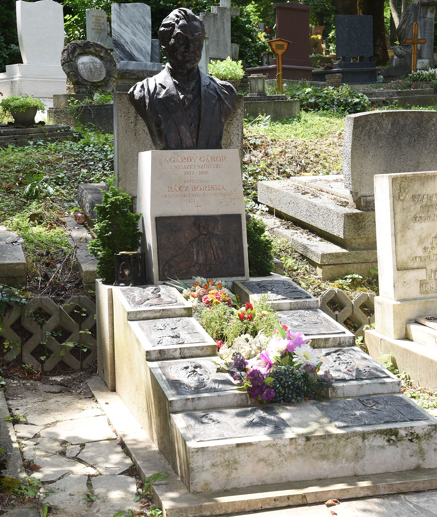 Nézd, milyen most Agárdy Gábor sírja! A kiváló színművész ma lenne 94 ...