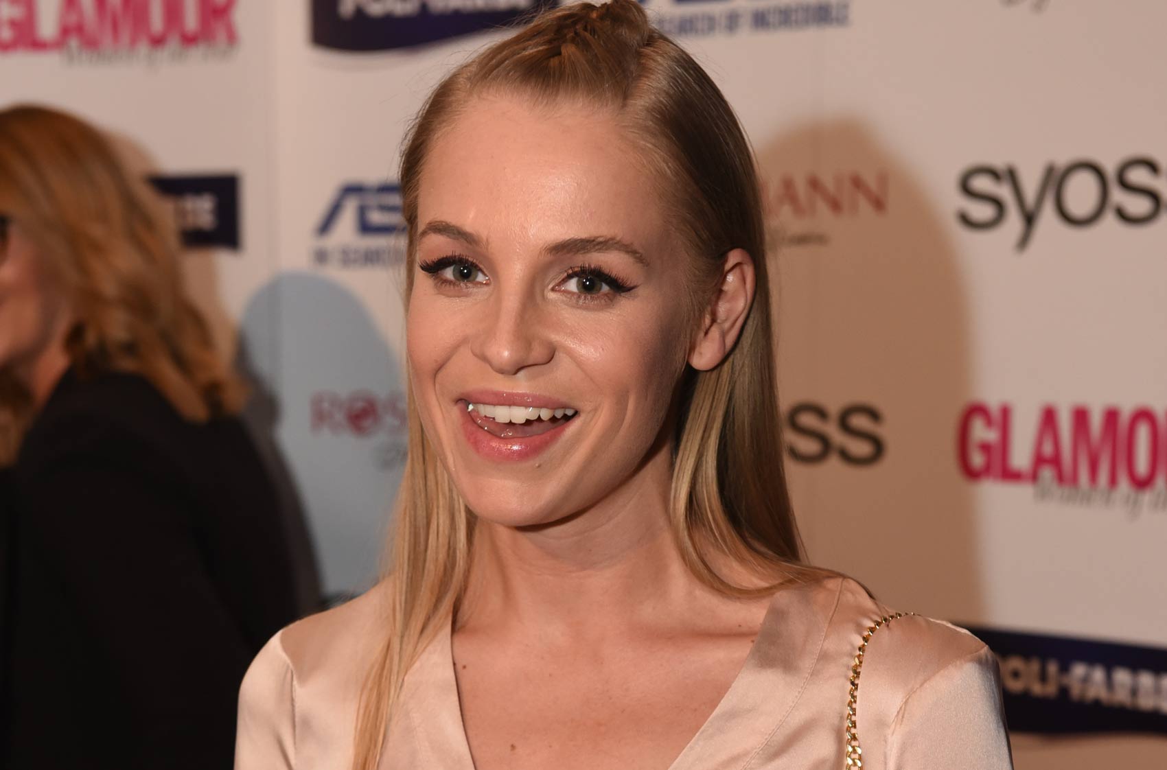 Kiderült a titok: így szerzett 139 ezer követőt Iszak Eszti a neten - Blikk