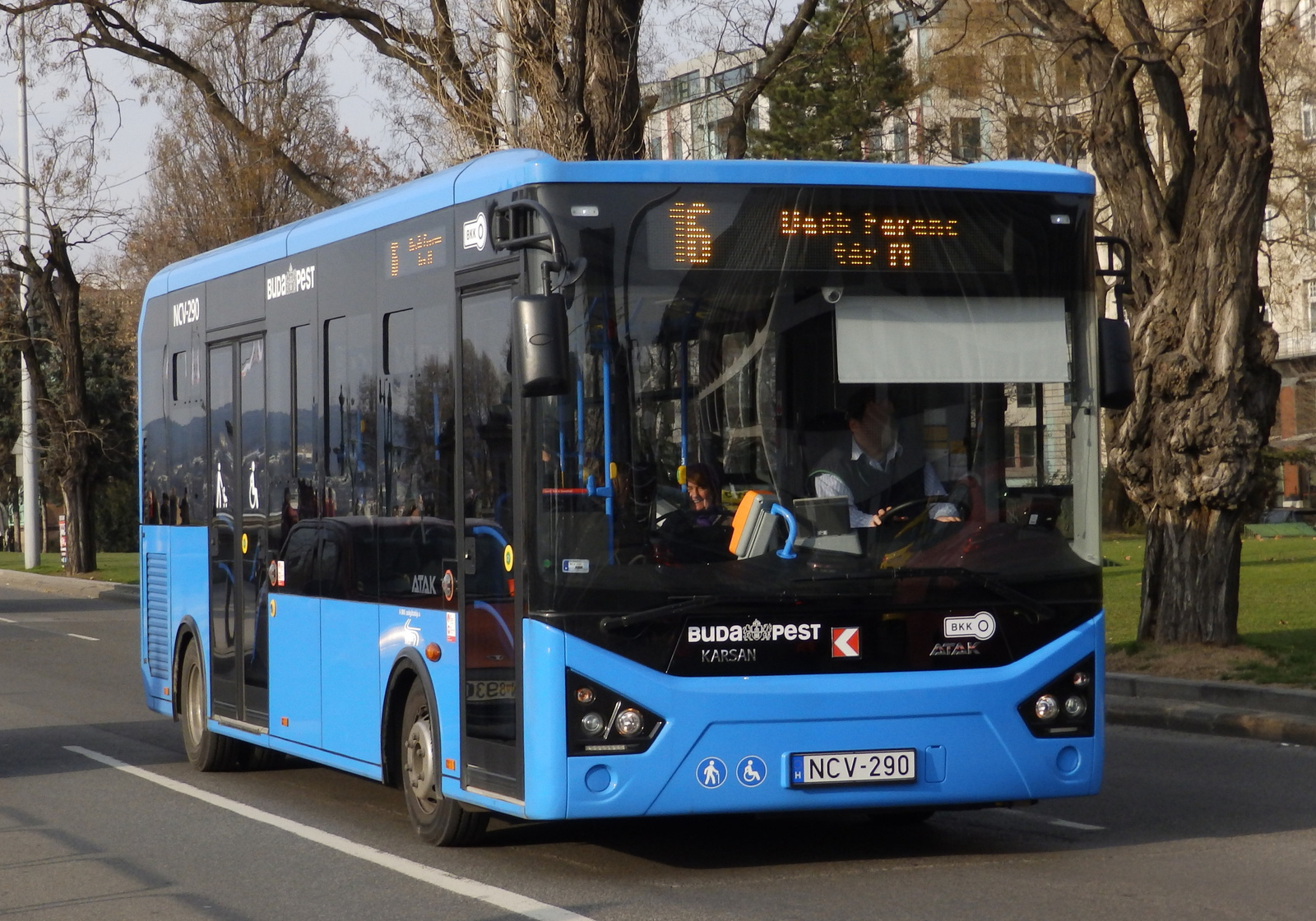 Hősként mentette meg fuldokló utasát a budapesti buszsofőr - Blikk