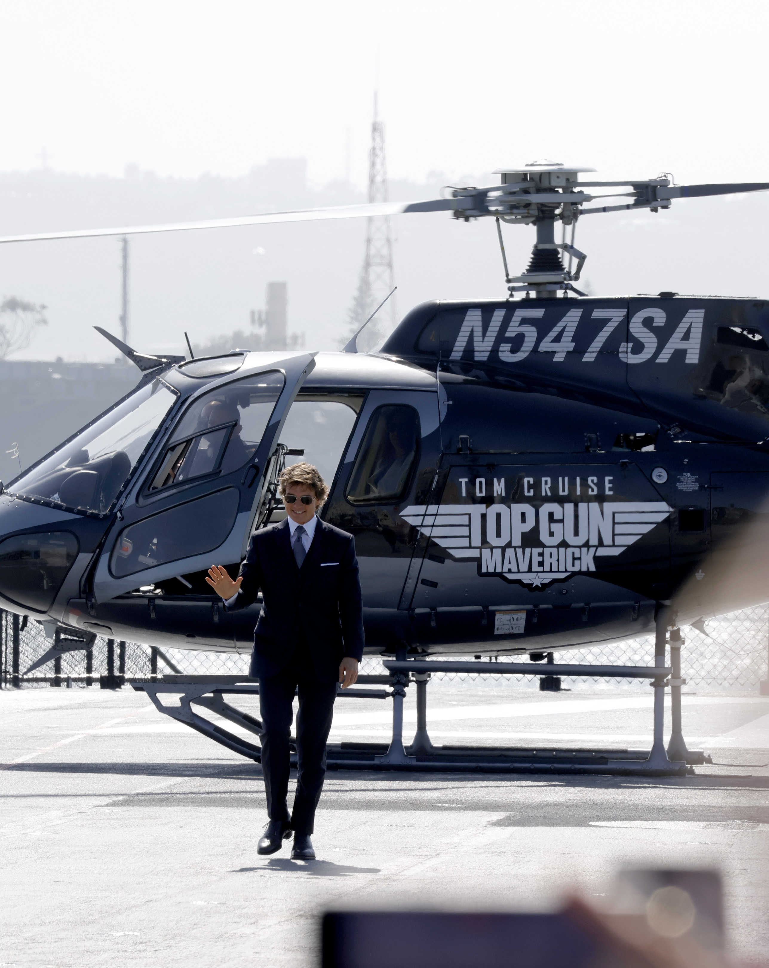 Tom Cruise egy általa vezetett helikopterrel érkezett Top Gun 2 ...