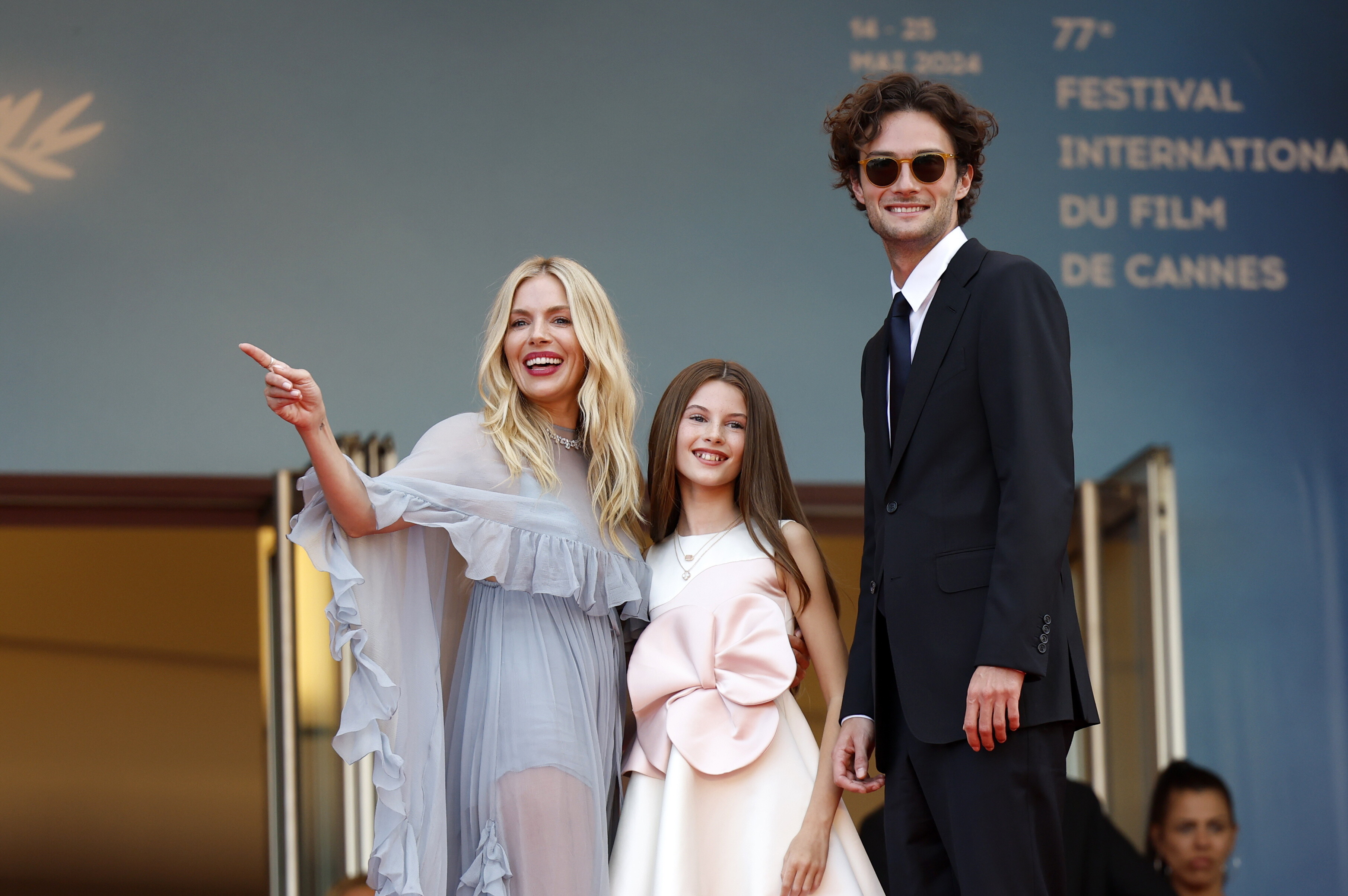 Sienna Miller zachwycała w Cannes. Towarzyszył jej 15 lat młodszy ...