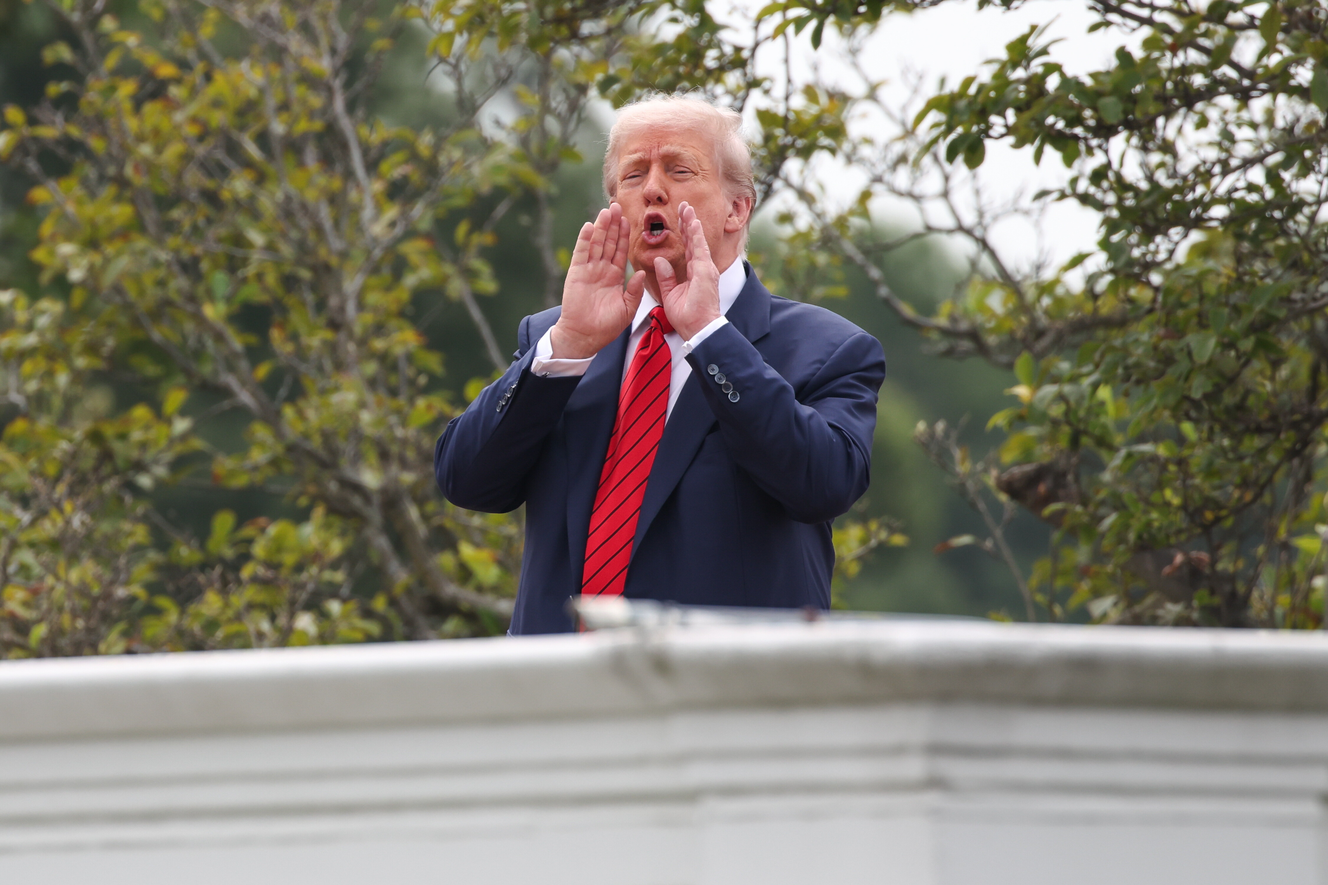 Donald Trump na dachu Białego Domu. "Nie wiedział, co mówił" [WIDEO]