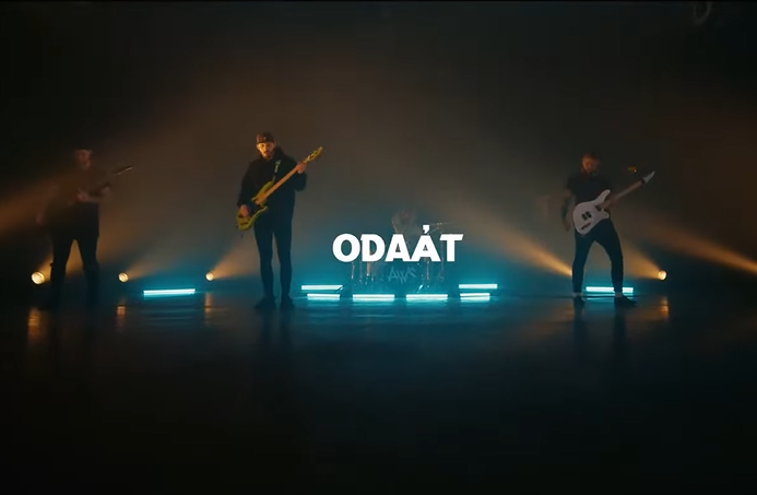 Az AWS zenekar új klipjében leleplezte a zenekar új frontemberét ...