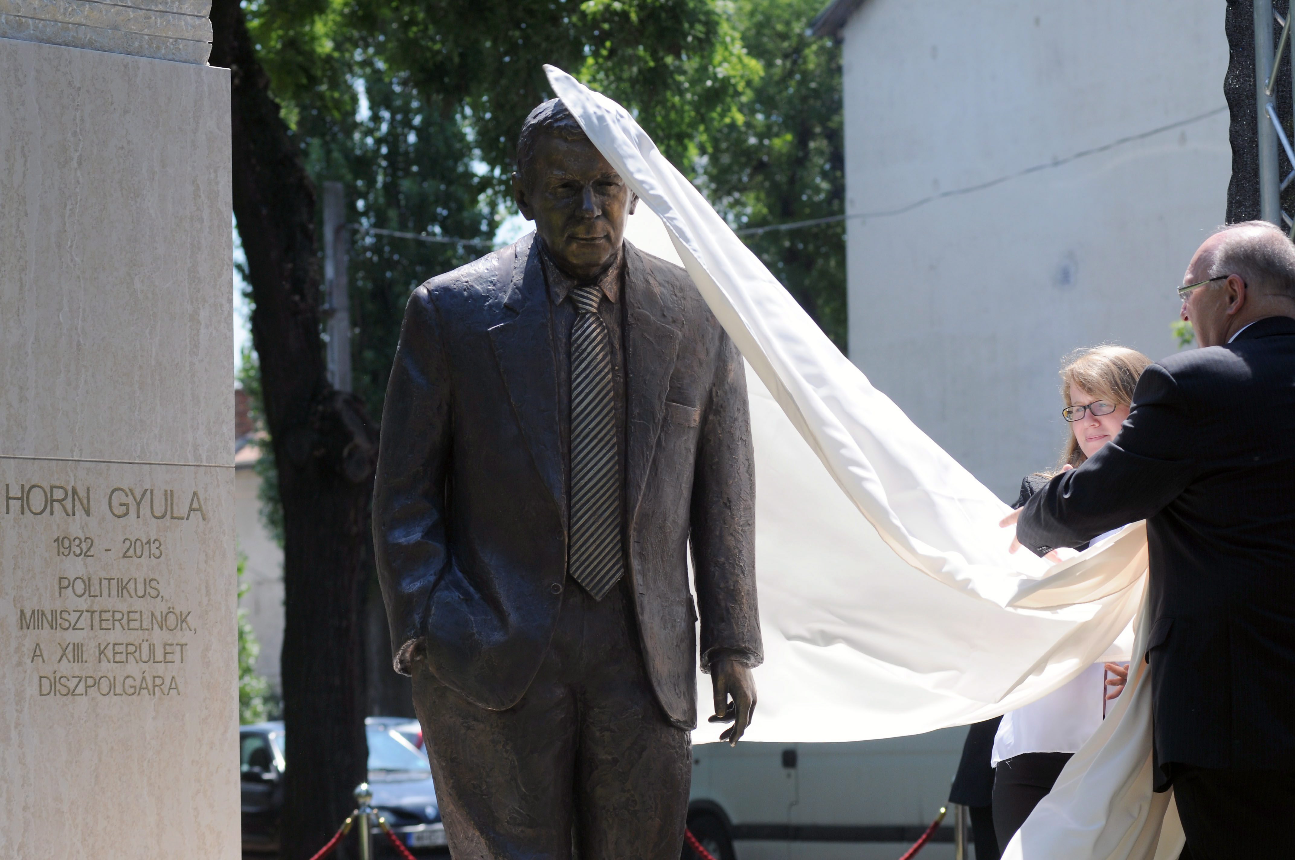 Így néz ki Horn Gyula szobra, miután meggyalázták - fotó - Blikk