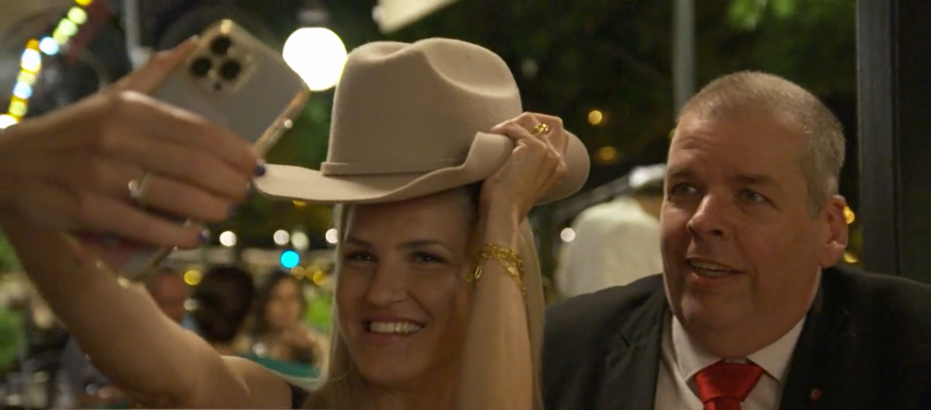 Kőgazdag Metta randira ment Schmuck Andorral – videó - Blikk