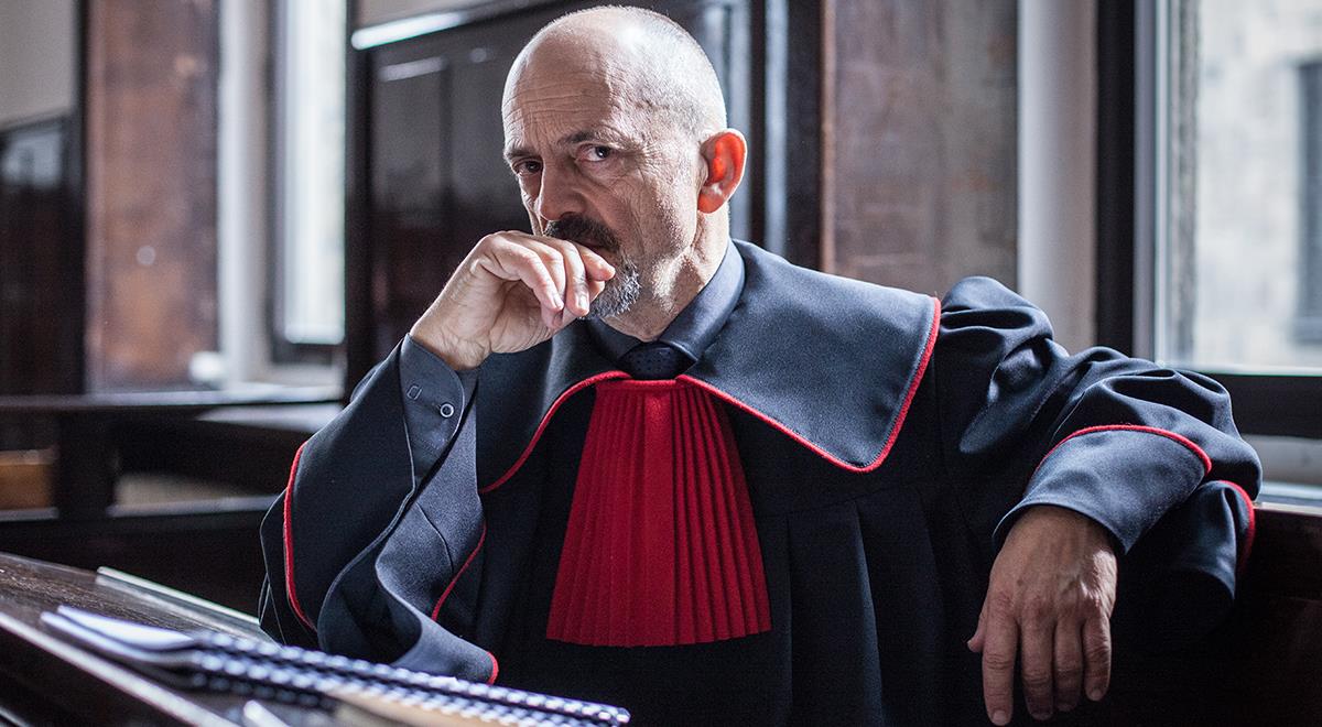 "Prokurator" nowy serial TVP z genialną rolą Jacka Komana. Recenzja - Kultura - Newsweek.pl