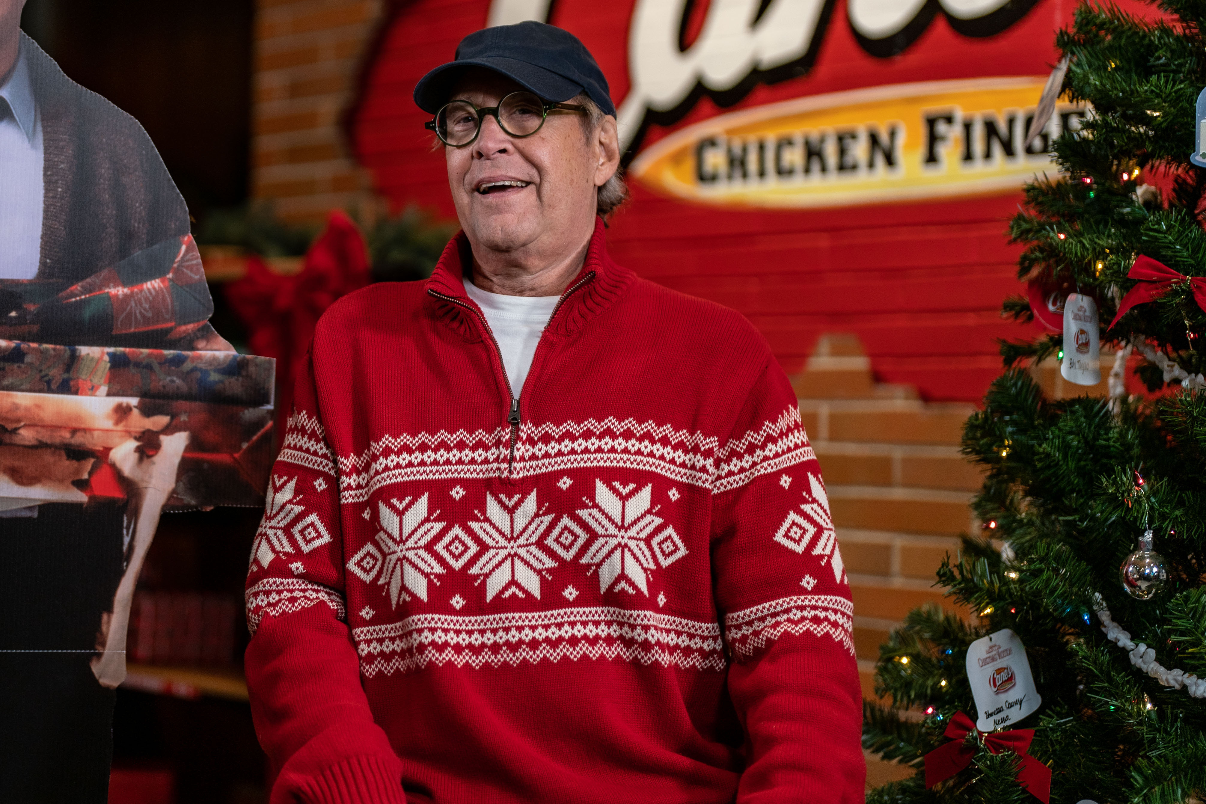 A 80 éves Chevy Chase óriásit esett a színpadról - Blikk