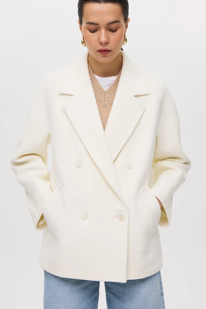 Estro: Krótki dwurzędowy płaszcz damski z wełną w białym kolorze ...