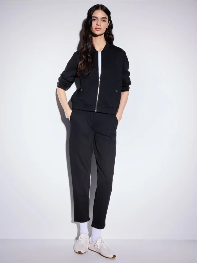 Mohito - Czarne spodnie dresowe - czarny - Lamoda.pl