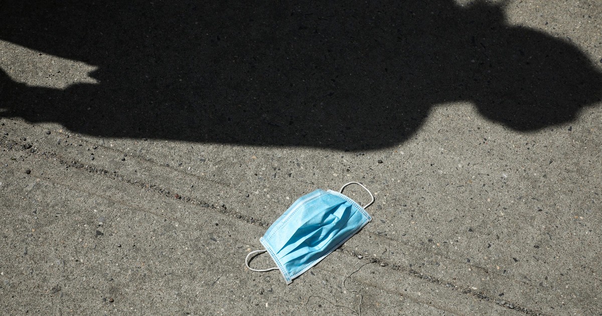 'Anti-maskers' say they should not be forced to cover their faces in ...