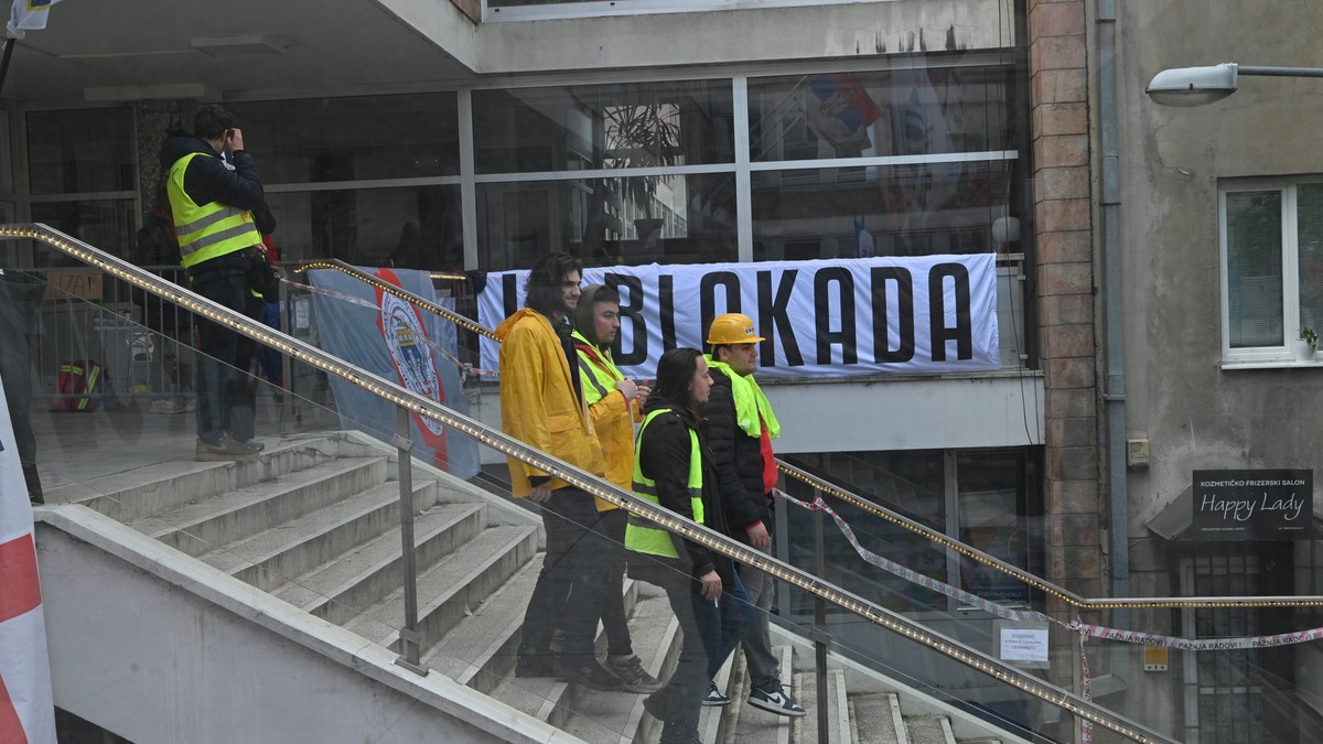 "Ulazak u zgradu obezbeđuje policija, vređani su, pljuvani i gurani" RTS: podneo krivičnu ...