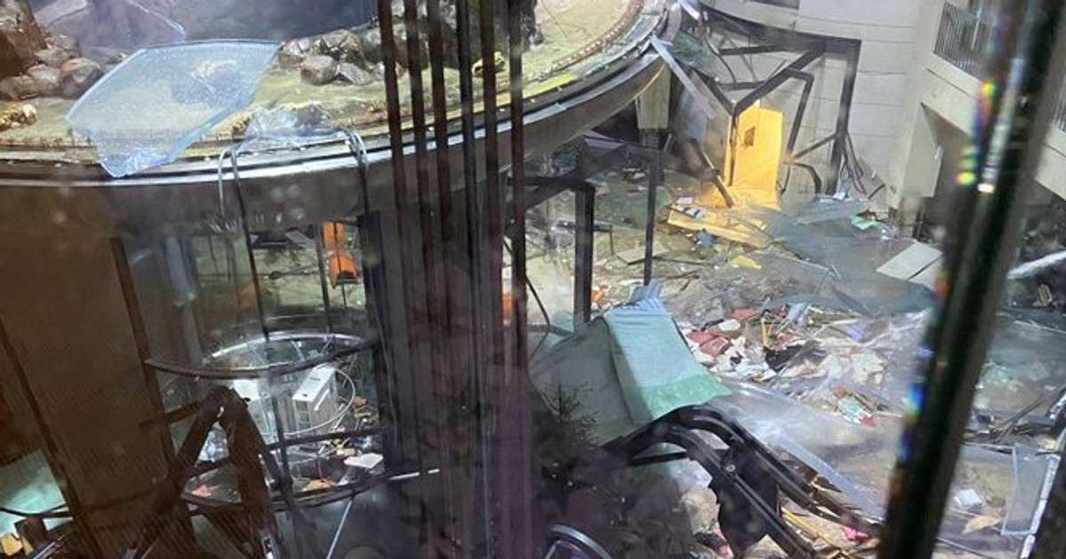 Woda rozsadziła AquaDom — gigantyczne akwarium w Berlinie [WIDEO ...