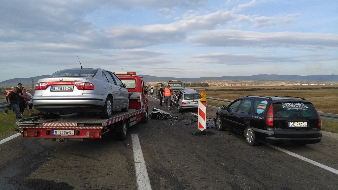 UDES KOD NIŠA Vozilo sletelo kod puta, dvoje povređeno - Blic