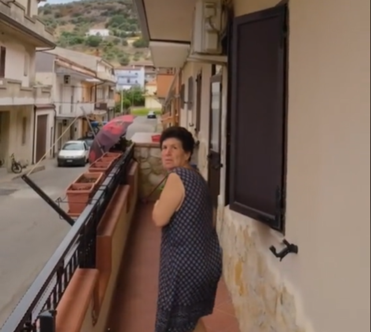 Baka iz italije nikada nije videla dron pa pobegla od njega u panici, a ...