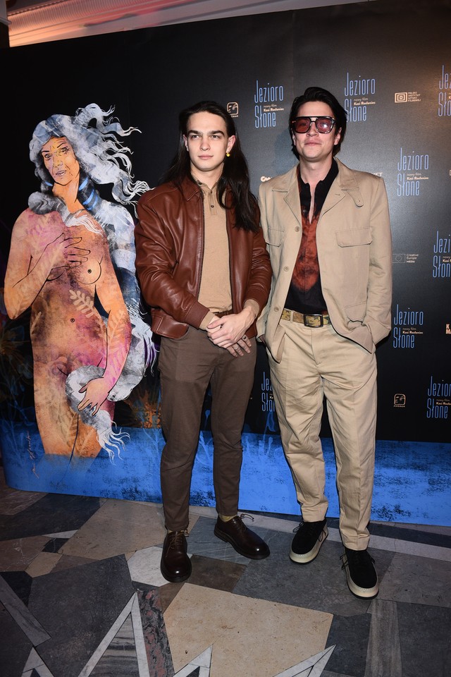 Stylowy Nikodem Rozbicki na premierze. Towarzyszył mu przystojny brat ...