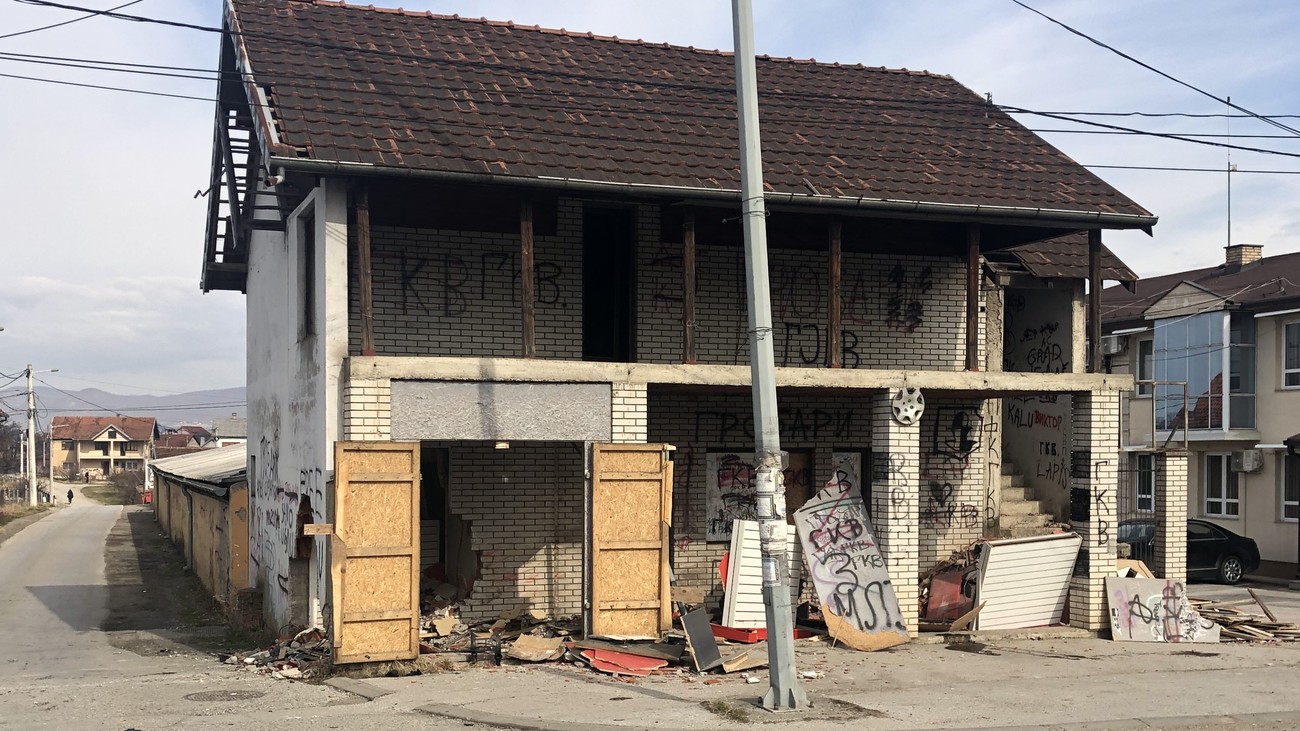 Prve slike sa mesta nesreće u Kraljevu: Zid potpuno uništen, nastradali mladić imao samo 21 ...