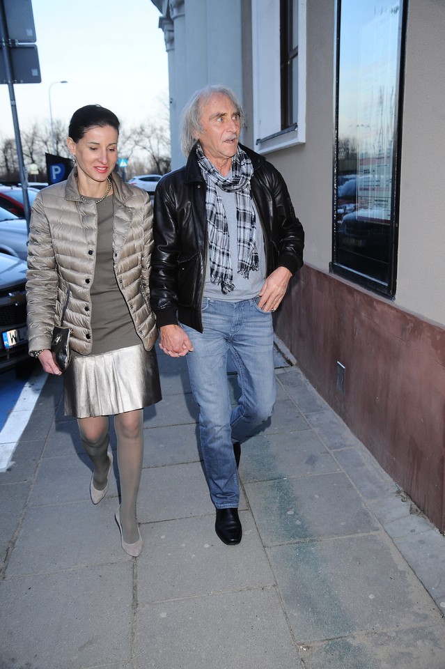 Jerzy Kryszak z żoną na premierze w teatrze - Plejada.pl
