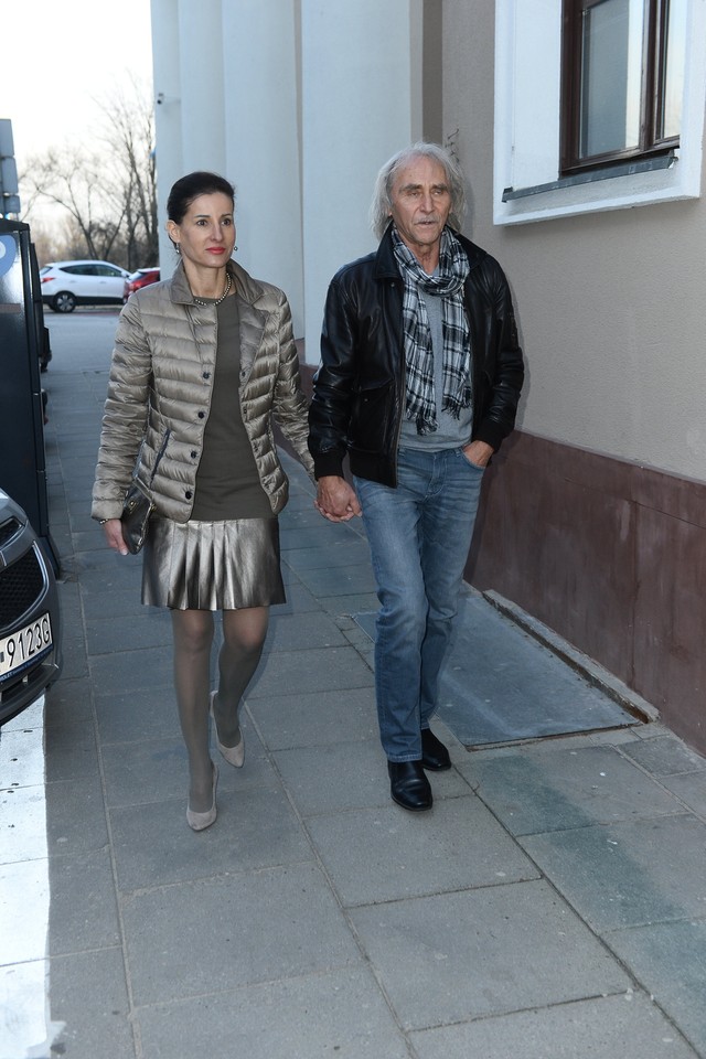 Jerzy Kryszak z żoną na premierze w teatrze - Plejada.pl