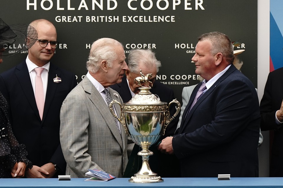 Król Karol i królowa Kamila na wyścigach konnych. Choroba mocno go ...