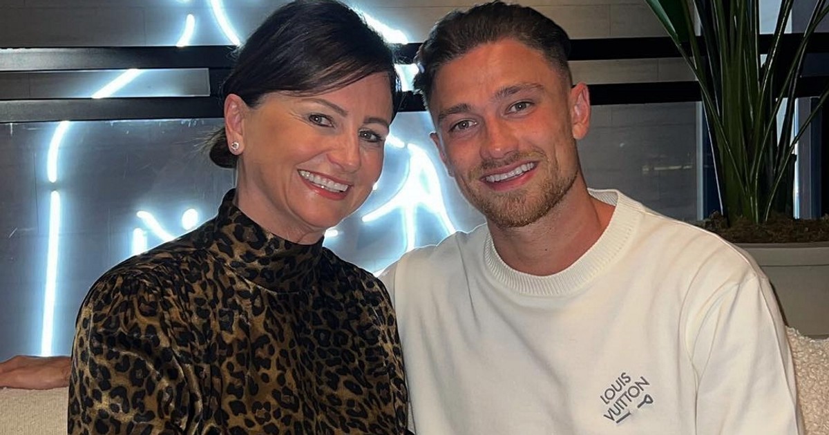 Matty Cash z mamą na wakacjach w Dubaju, a w sieci polowanie na jego serce!