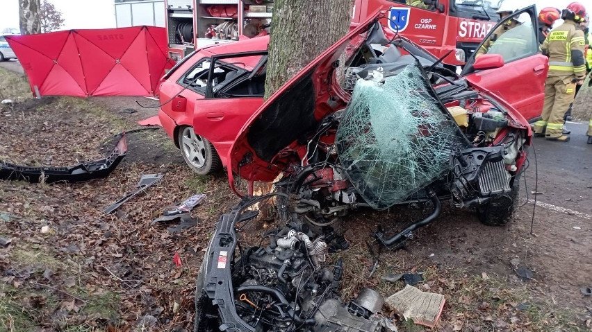 Makabryczny wypadek pod Człuchowem. Z auta zostały strzępy - Trójmiasto