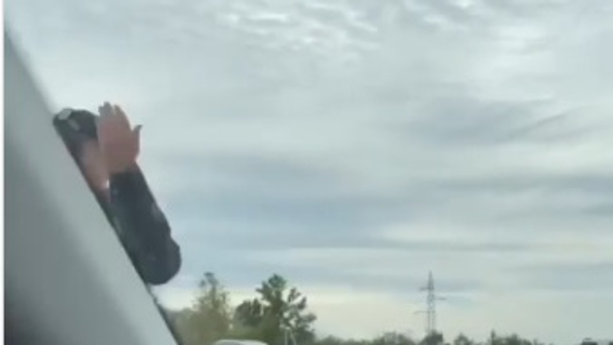 KRENULI NA SVADBU, PA DOŽIVELI NESREĆU Sudar kod skretanja za Kać, jedna osoba poginula - Blic