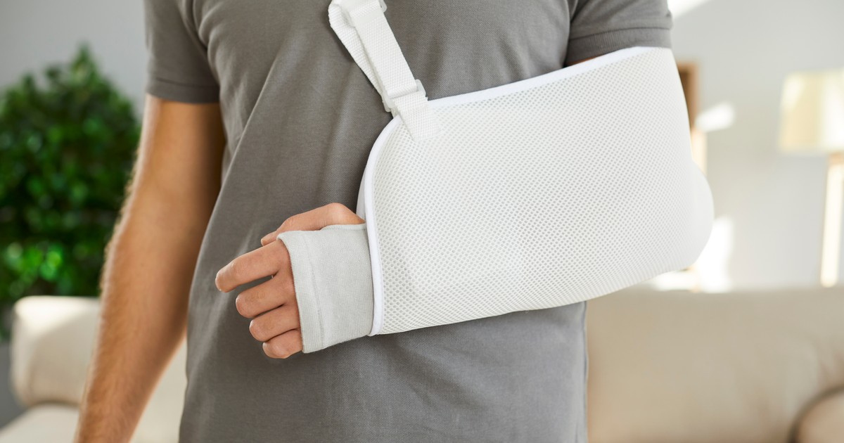 Temblak - rodzaje, stosowanie, wskazania. Jak zakładać i nosić temblak?