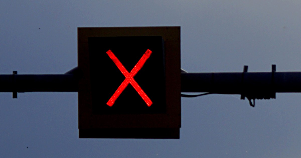 Czy wiesz, co oznacza czerwony znak "X" nad drogą? Lepiej go nie ignoruj