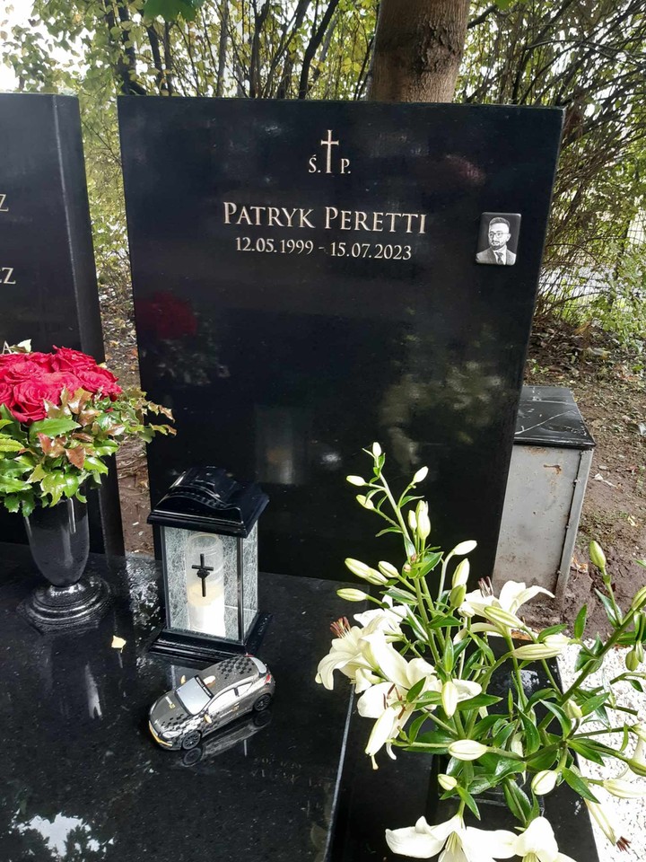 Tak dziś wygląda grób Patryka Perettiego. Uwagę zwraca figurka ...