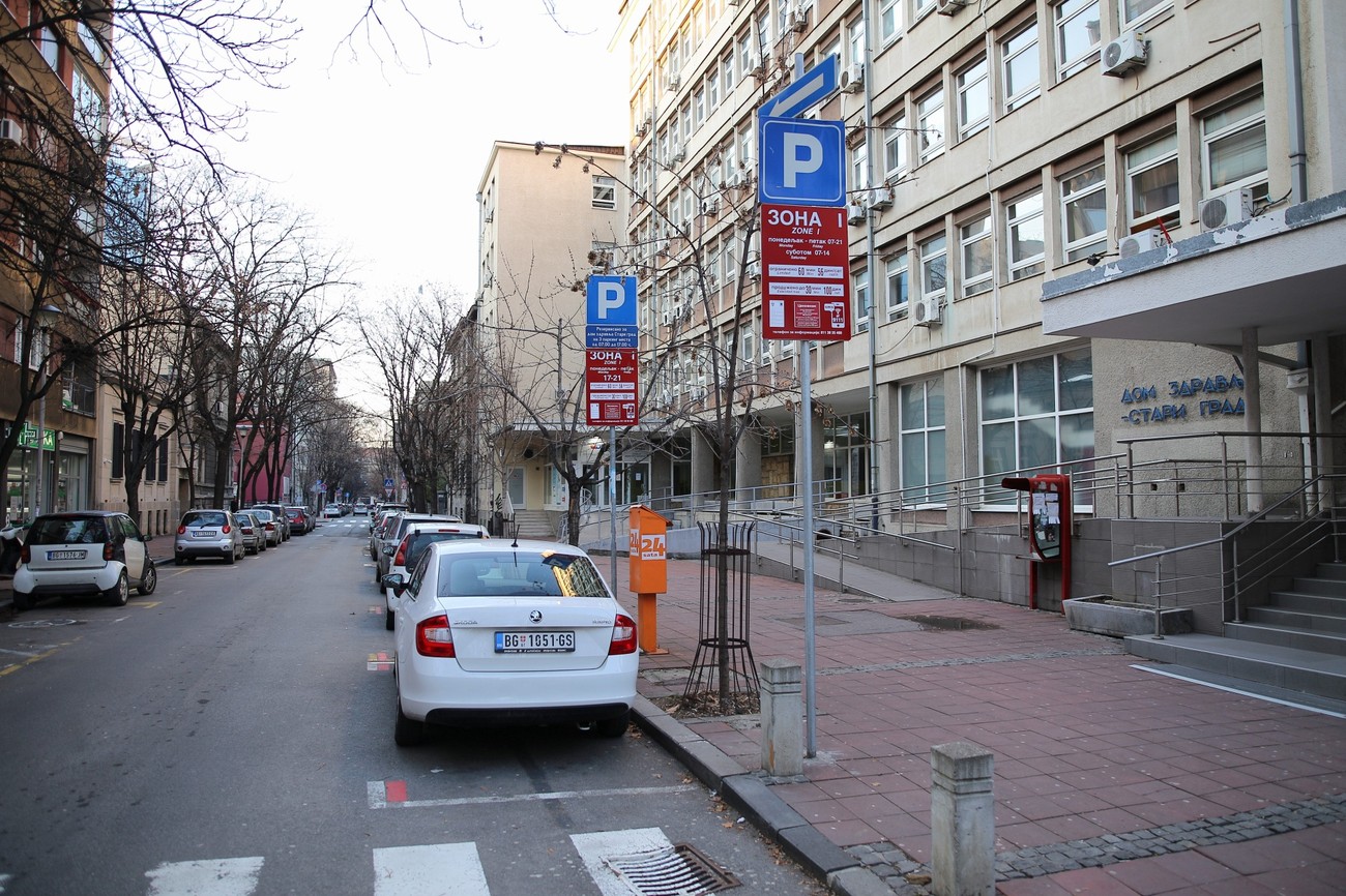 Parkirao automobil na trotoar, dečak popeo bickl na stepenik kako bi ...