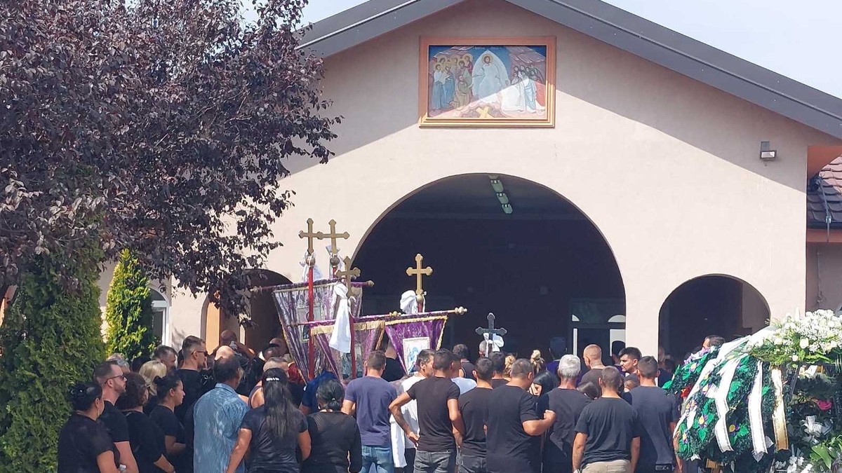 Potresne scene na sahrani šestočlane porodice iz Novog Sada - Blic