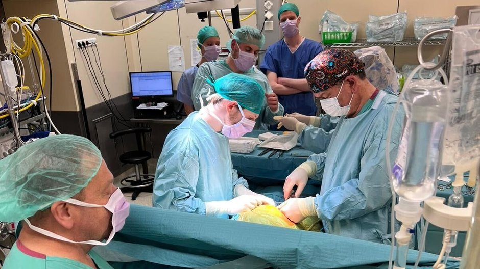 Pierwsza taka operacja w Polsce: pacjentka przeszła jednoczasową ...