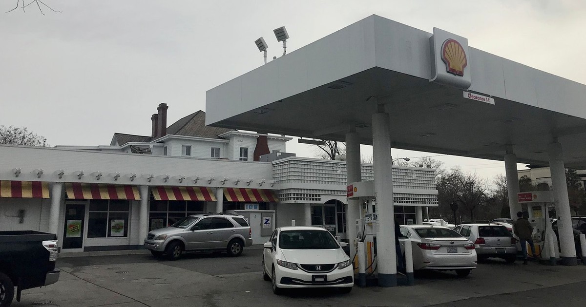 We tried the gas station fried chicken that is said to be the best in ...