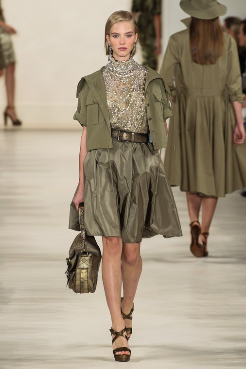 Kolor khaki. Z czym go łączyć i do czego pasuje? - Moda